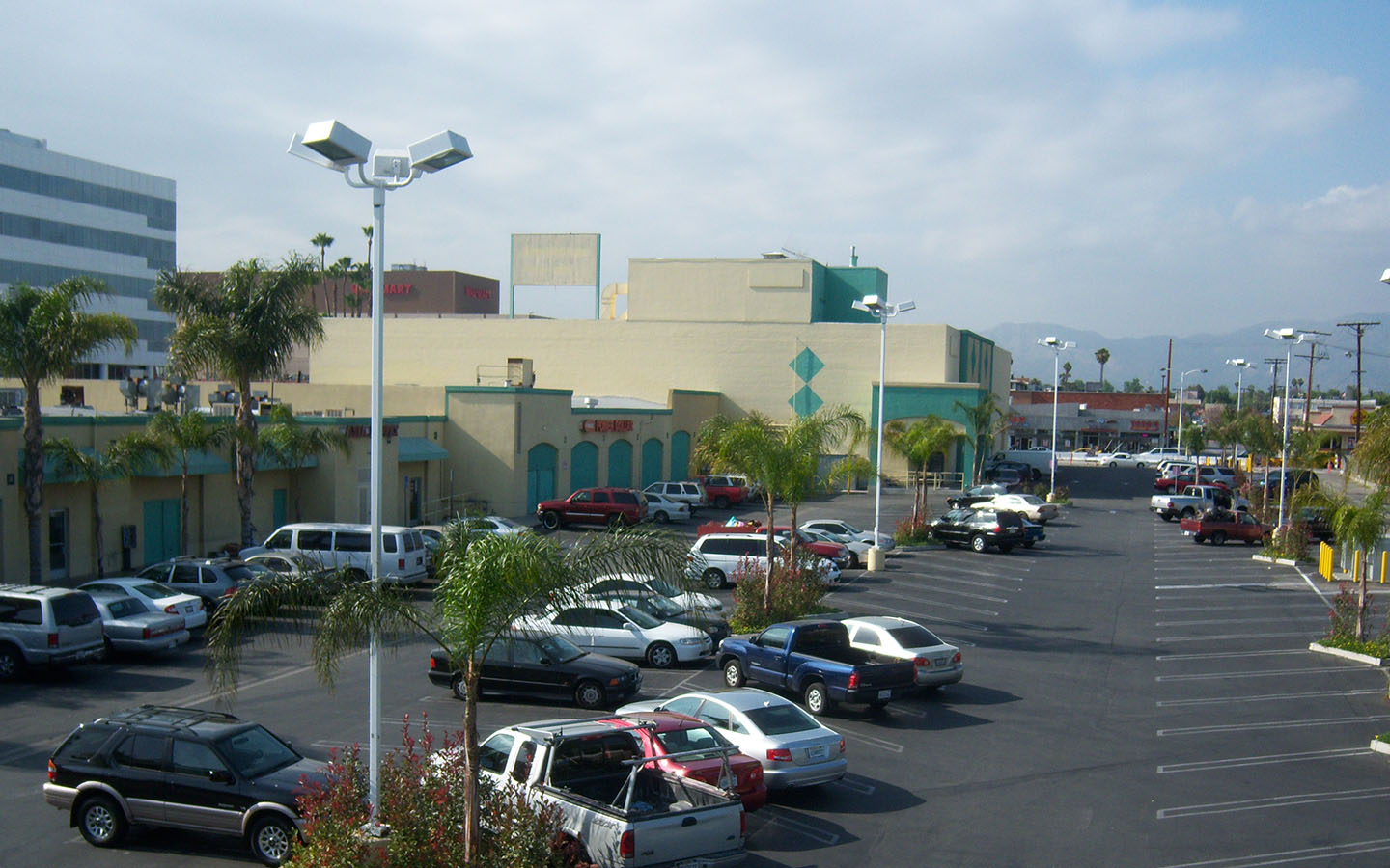 VAN NUYS & ROSCOE CENTER